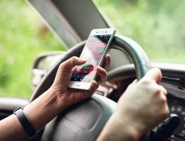 Korzystanie z telefonu podczas jazdy – co grozi kierowcy? - CUK